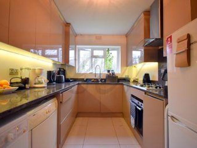2 Bedrooms Flat for rent in Mulberry Close, Hendon NW4