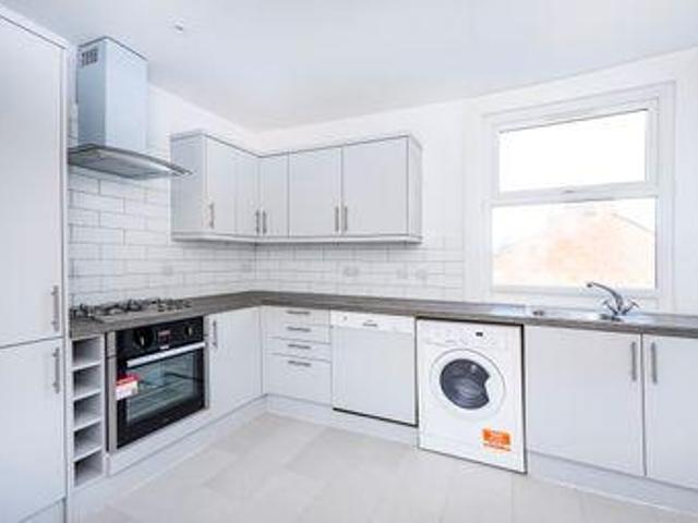 2 Bedrooms Flat for rent in Munster Road, Fulham SW6
