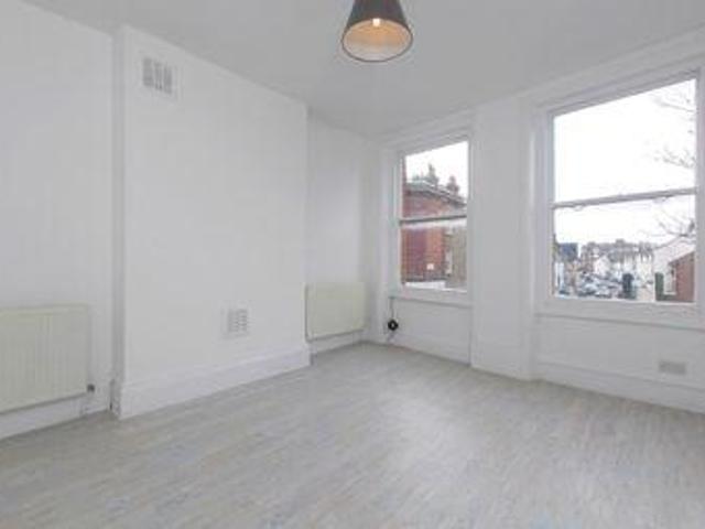 2 Bedrooms Flat for rent in Munster Road, London SW6