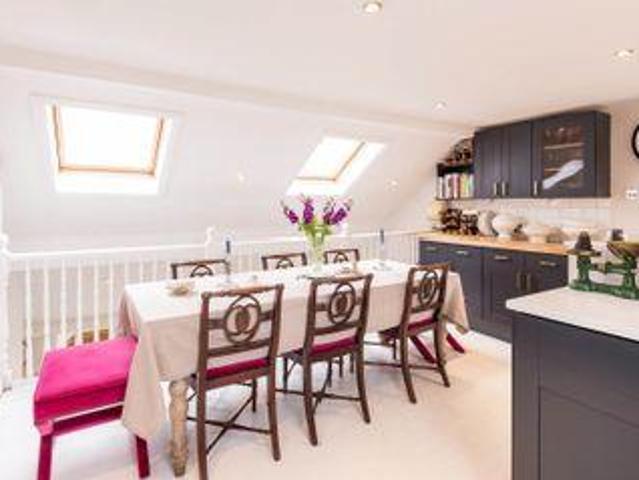 2 Bedrooms Flat for rent in Munster Road, London SW6