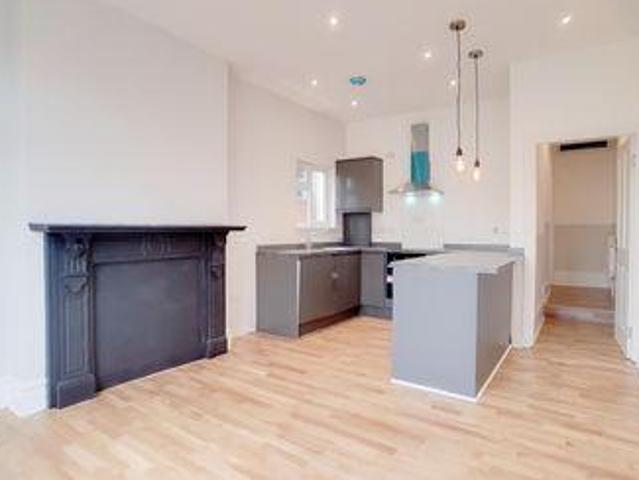 2 Bedrooms Flat for rent in Northwood Road, London SE23