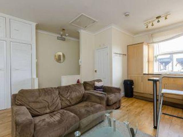 2 Bedrooms Flat for rent in North End Road, Fulham Broadway SW6