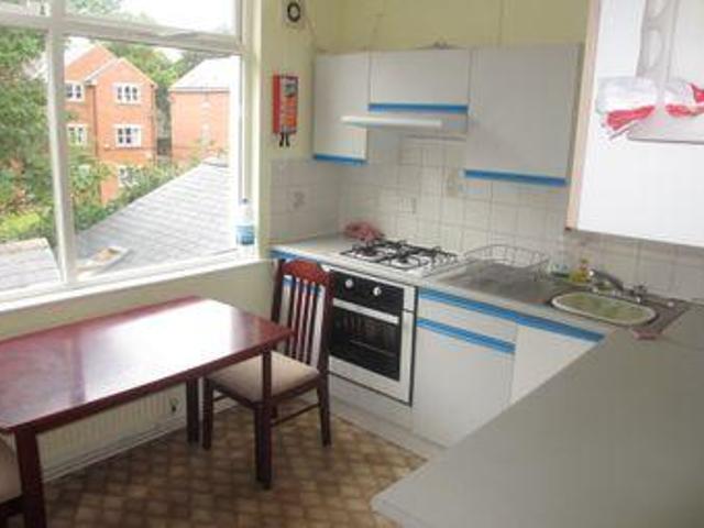 2 Bedrooms Flat for rent in North Hill Road, Headingley, Leeds LS6