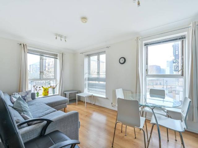 2 Bedrooms Flat for Rent in North Lodge | Foxtons