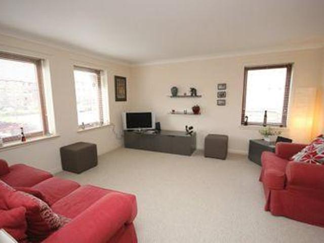 2 Bedrooms Flat for rent in North Werber Place, Edinburgh EH4