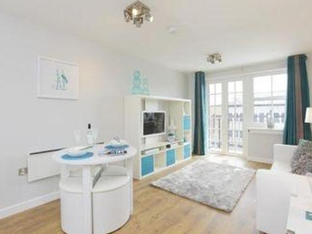 2 Bedrooms Flat for rent in Nayland Court, Romford RM1