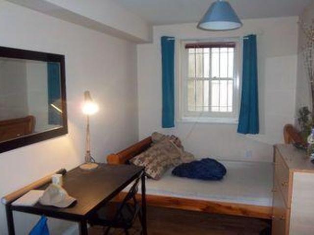 2 Bedrooms Flat for rent in Nazrul Street, London E2