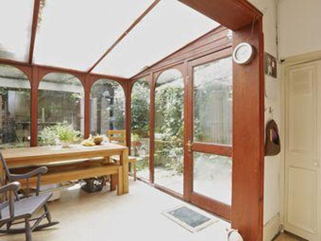 2 Bedrooms Flat for rent in Narbonne Avenue, London SW4