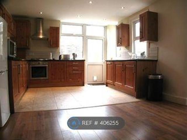 2 Bedrooms Flat for rent in Nevis Road, London SW17