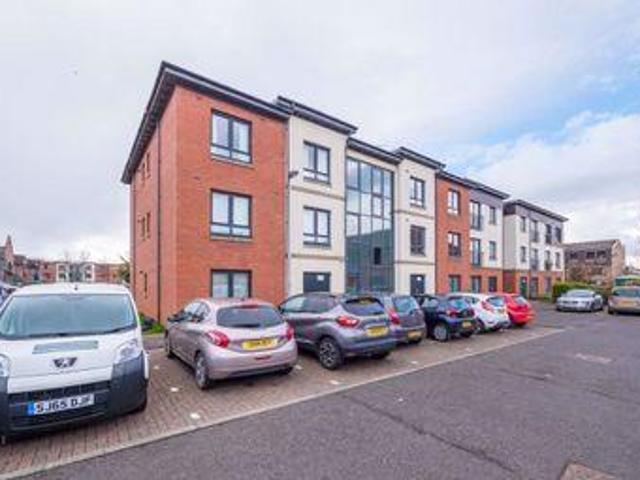 2 Bedrooms Flat for rent in New Mart Place, Edinburgh EH14