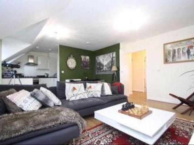2 Bedrooms Flat for rent in New Mossford Way, Essex IG6