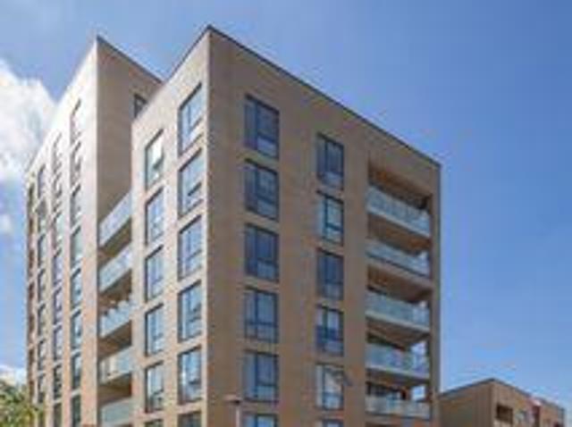 2 Bedrooms Flat for rent in New Cross Road, London SE14