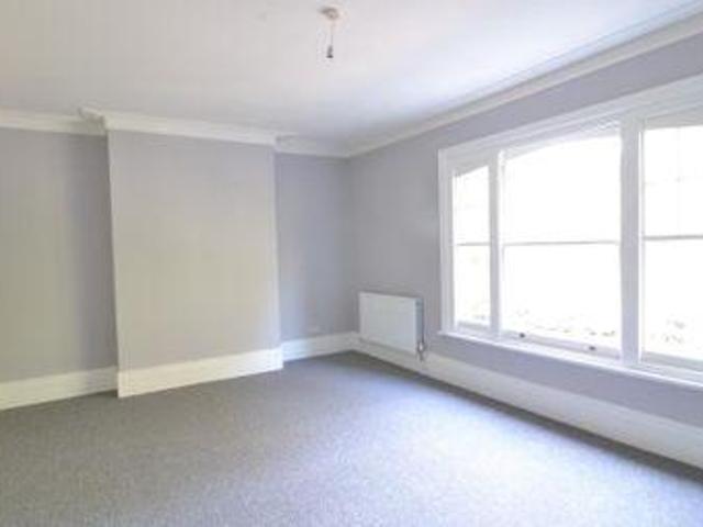2 Bedrooms Flat for rent in New Kings Road, Fulham SW6
