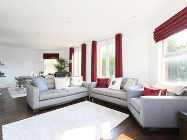 2 Bedrooms Flat for rent in New Kings Road, London SW6