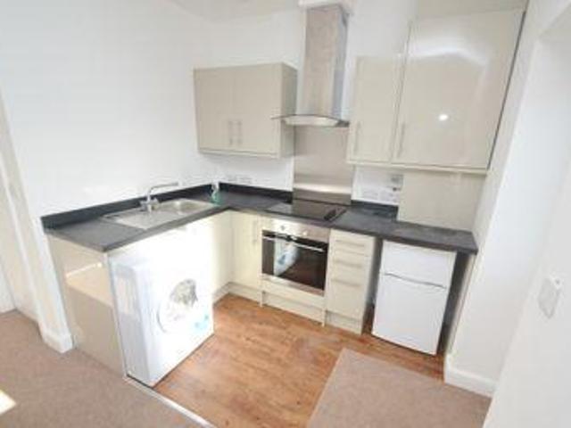 2 Bedrooms Flat for rent in New Road Side, Horsforth, Leeds LS18