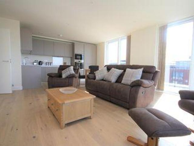 2 Bedrooms Flat for rent in New Warren Lane, London, London SE18