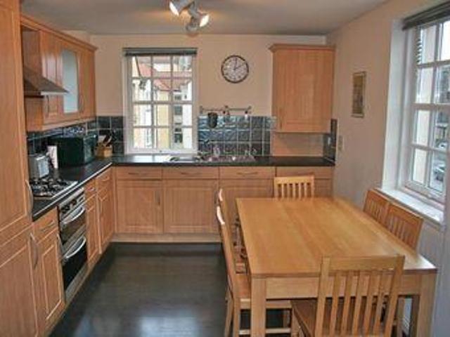 2 Bedrooms Flat for rent in Newhaven Place, Edinburgh EH6