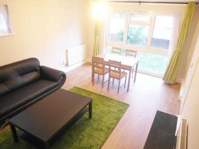 2 Bedrooms Flat for rent in Newland Street, London E16