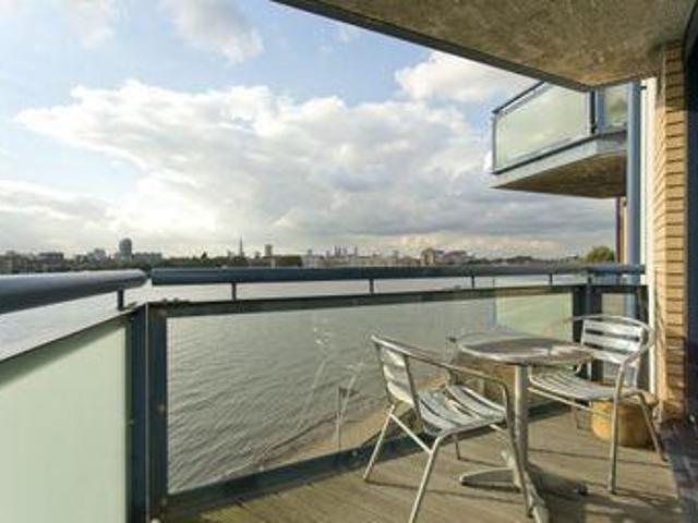 2 Bedrooms Flat for rent in Newton Place, London E14