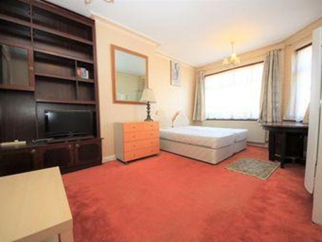 2 Bedrooms Flat for rent in Neeld Crescent, London NW4