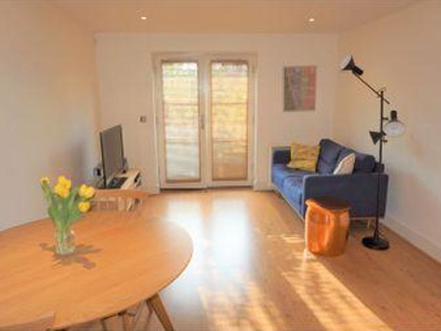 2 Bedrooms Flat for rent in Nightingale Road, Hitchin SG5