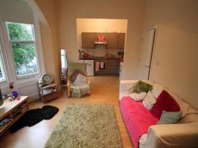 2 Bedrooms Flat for rent in Ninian Road, Roath, Cardiff CF23