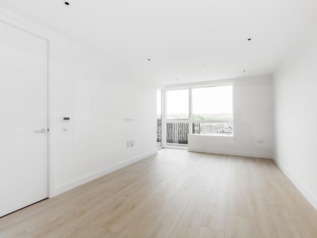 2 Bedrooms Flat for Rent in Smithfield Square | Foxtons