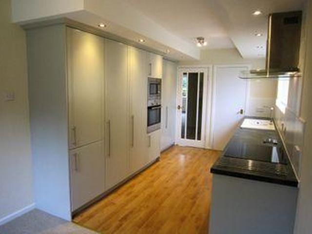 2 Bedrooms Flat for rent in Southway, Horsforth, Leeds LS18