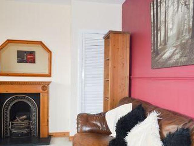 2 Bedrooms Flat for rent in South Sloan Street, Leith Walk, Edinburgh EH6