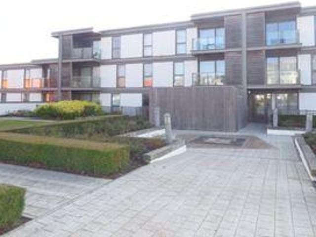 2 Bedrooms Flat for rent in South Row, Milton Keynes MK9