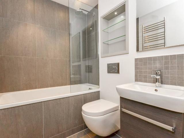 2 Bedrooms Flat for Rent in South Wimbledon | Foxtons