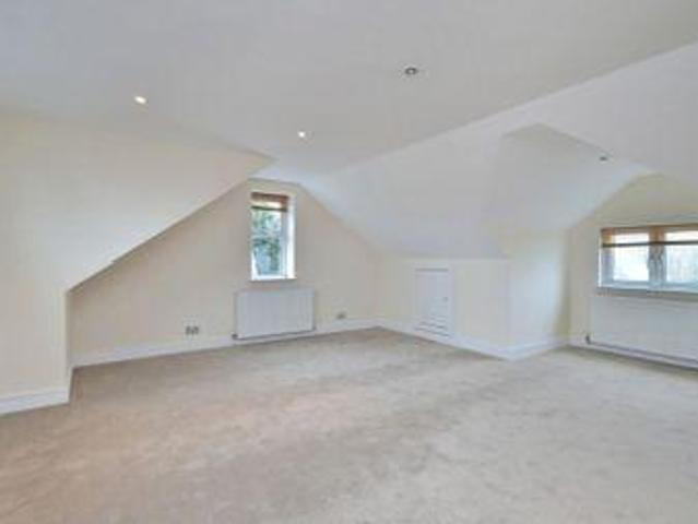 2 Bedrooms Flat for rent in Southfield Road, London W4