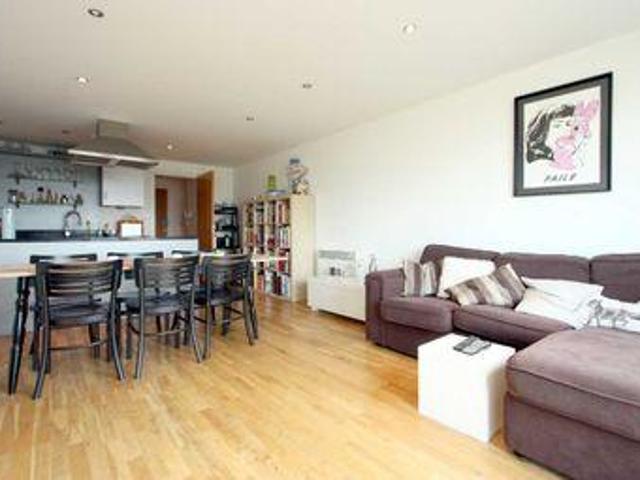 2 Bedrooms Flat for rent in Southgate Road, London, Islington N1