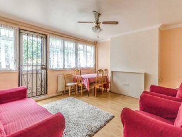 2 Bedrooms Flat for rent in Solander Gardens, Shadwell, London E1