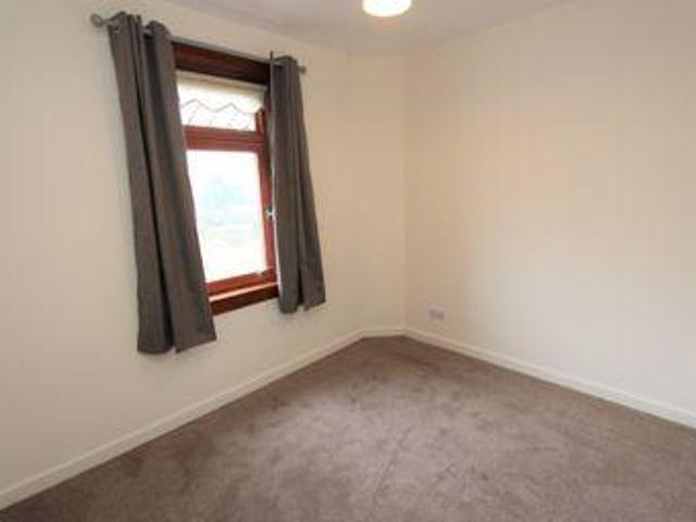 2 Bedrooms Flat for rent in Saughton Crescent, Saughton, Edinburgh EH12