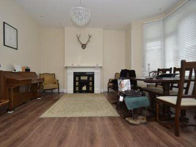 2 Bedrooms Flat for rent in Savernake Road, London NW3