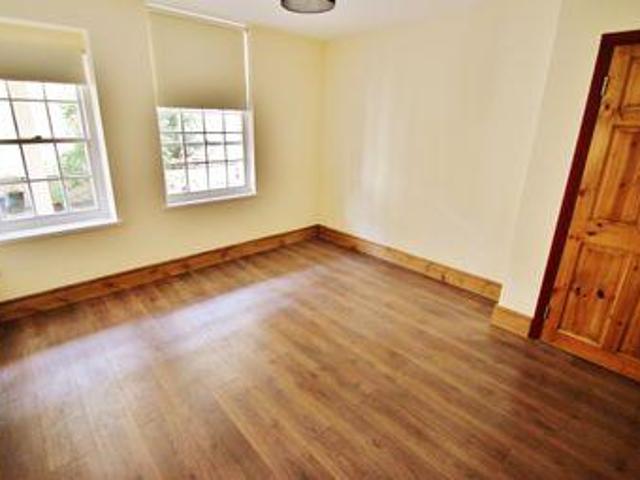 2 Bedrooms Flat for rent in Savill Row, Woodford Green IG8