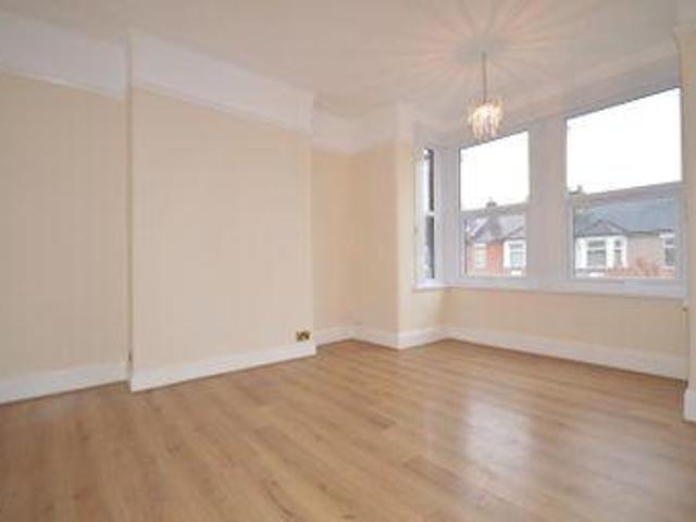 2 Bedrooms Flat for rent in Sackville Gardens, Ilford, Essex IG1