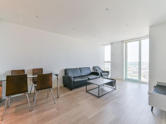 2 Bedrooms Flat for Rent in Saffron Central Square | Foxtons