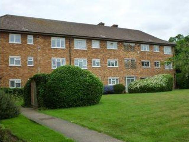 2 Bedrooms Flat for rent in Salmon Street, London NW9