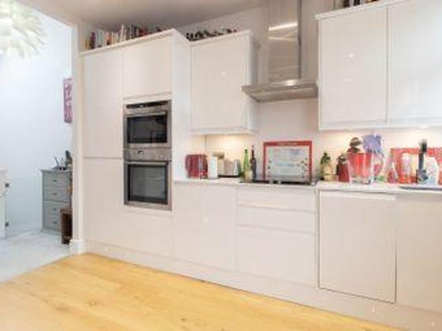 2 Bedrooms Flat for rent in Sandringham Road, London NW2