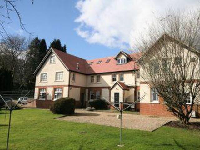 2 Bedrooms Flat for rent in Santina Close, Farnham GU9