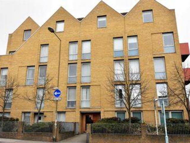2 Bedrooms Flat for rent in Schoolhouse Yard, London SE18