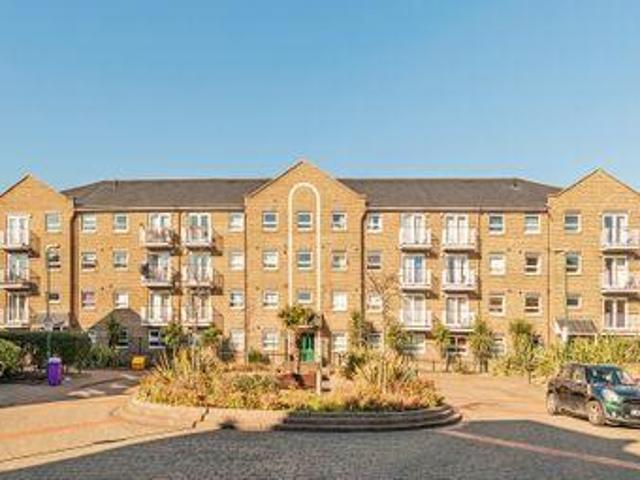 2 Bedrooms Flat for rent in Schooner Close, London E14