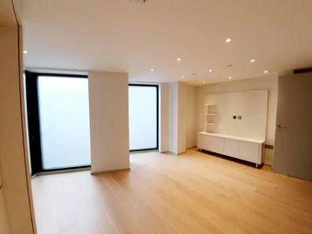 2 Bedrooms Flat for rent in Seven Sisters Road, Holloway N7