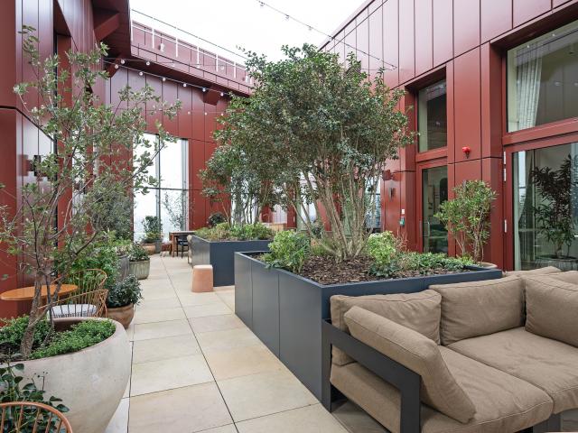 2 Bedrooms Flat for Rent in Selbourne Road | Foxtons