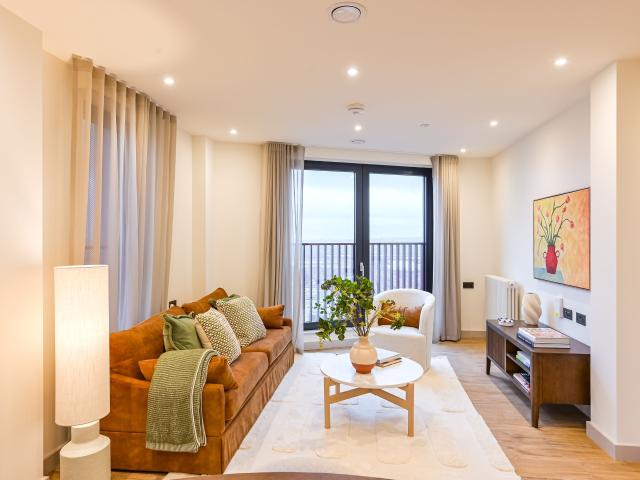 2 Bedrooms Flat for Rent in Selbourne Road | Foxtons