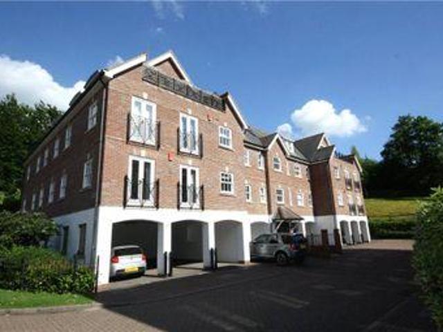 2 Bedrooms Flat for rent in Sells Close, Guildford, Surrey GU1
