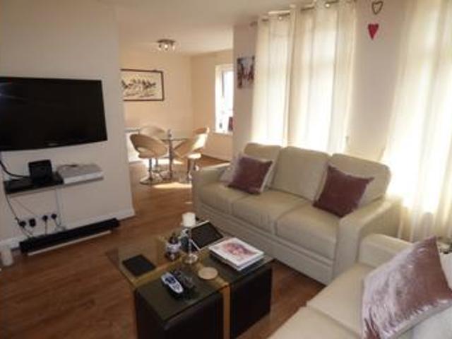 2 Bedrooms Flat for rent in Selwyn Court, Whetstone N20
