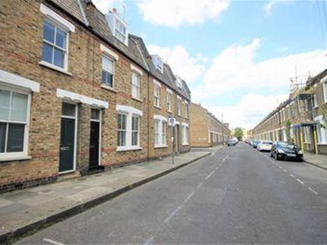 2 Bedrooms Flat for rent in Senrab Street, London E1